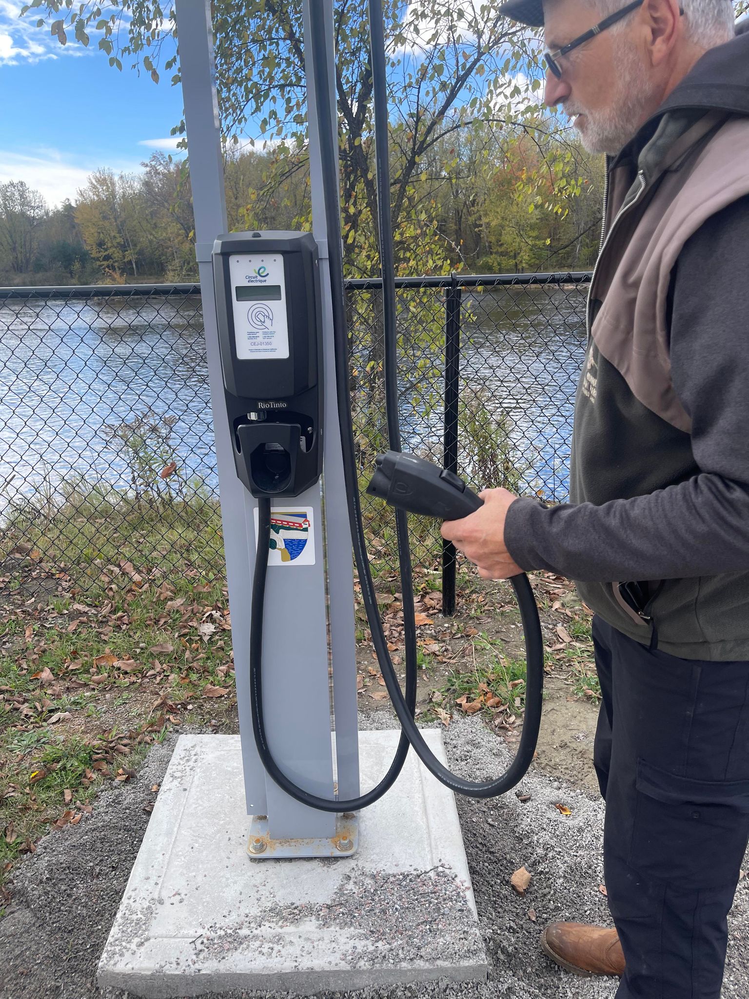 Un nouveau sentier éclairé à la halte routière sur la route 148 à ...