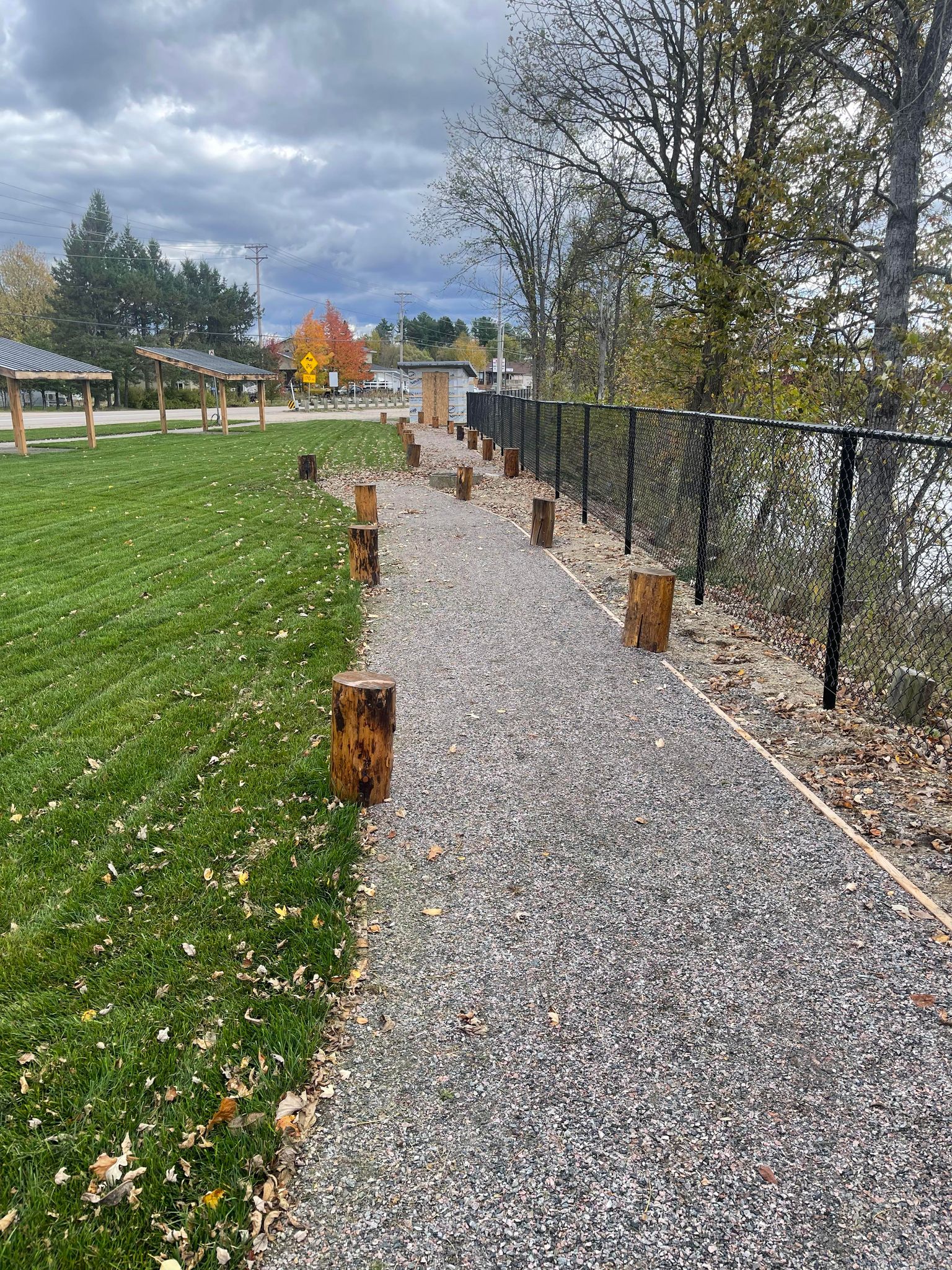 Un nouveau sentier éclairé à la halte routière sur la route 148 à ...